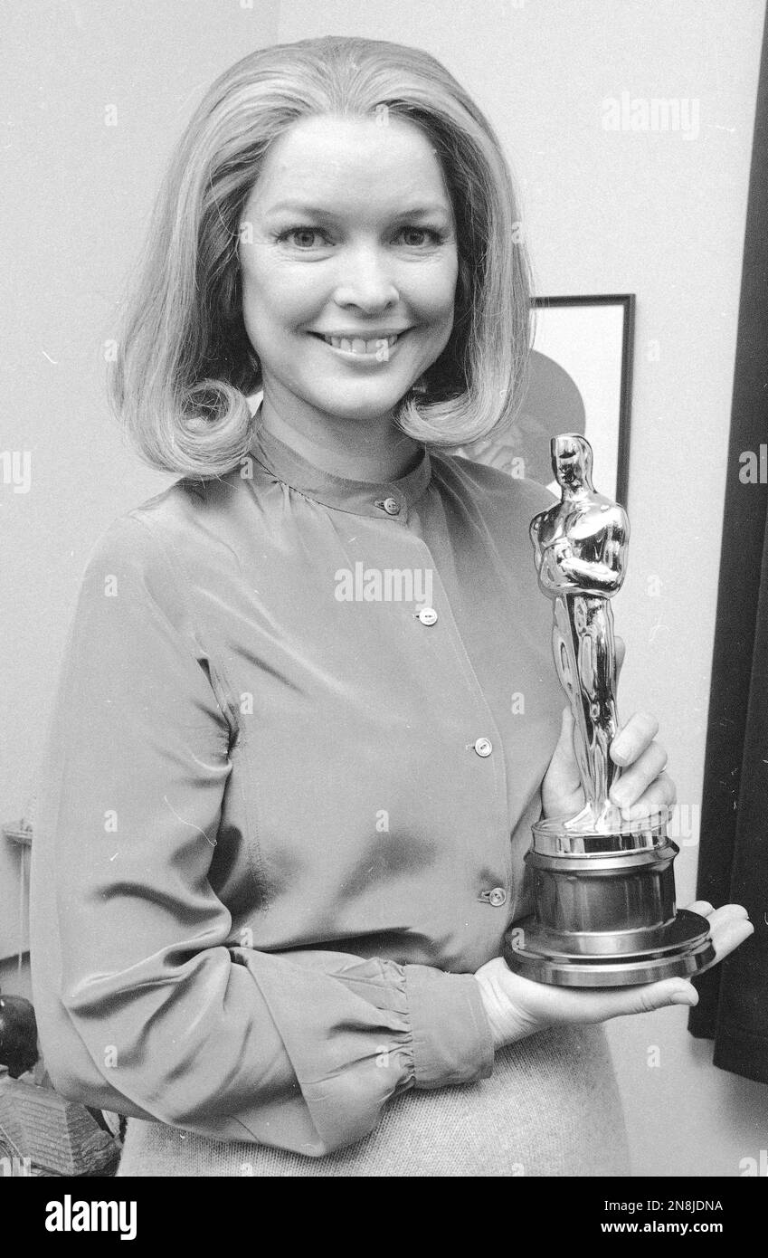 Actress Ellen Burstyn shows off the Oscar she won for Best Actress in ...