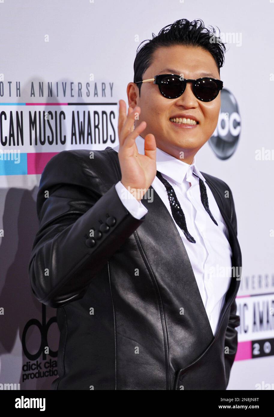 PSY arrives at the 40th Anniversary American Music Awards on Sunday ...