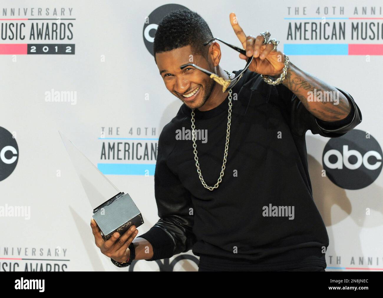 Usher poses backstage with the soul/R&B favorite male artist award at ...