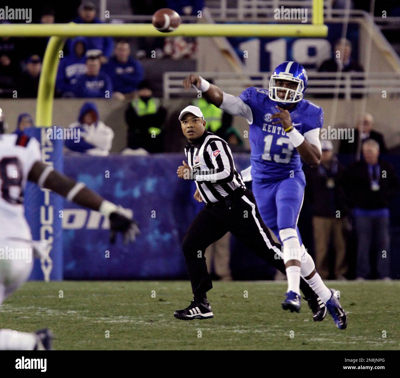Kentucky quarterback Jalen Whitlow (13) fires this pass in the first ...