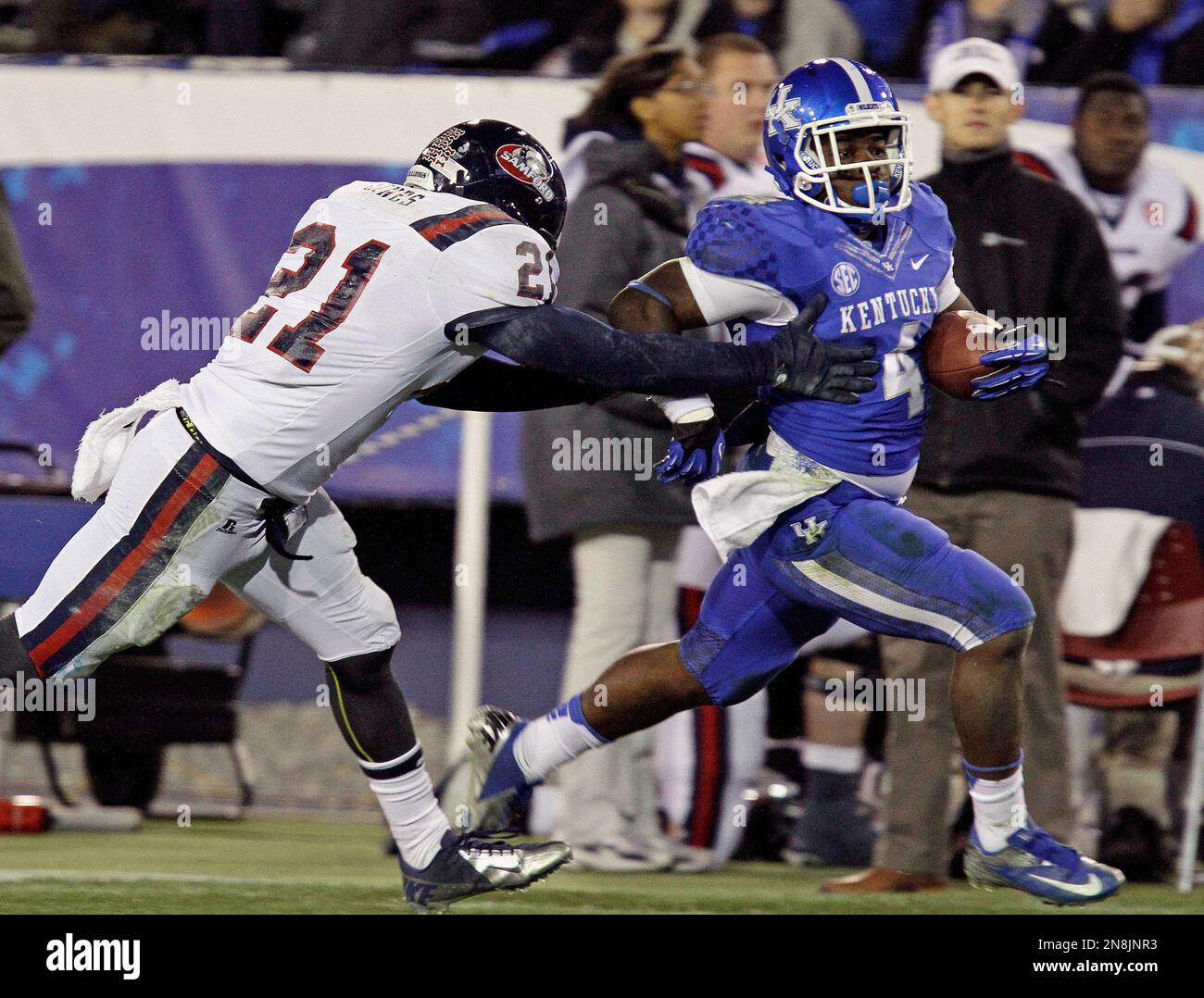 Kentucky tailback Raymond Sanders (4) skirts the sidelines trying to ...