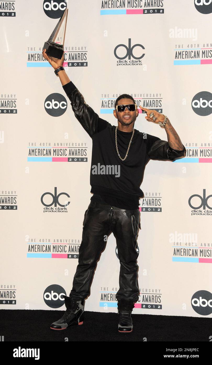 Usher poses backstage with the soul/R&B favorite male artist award at ...