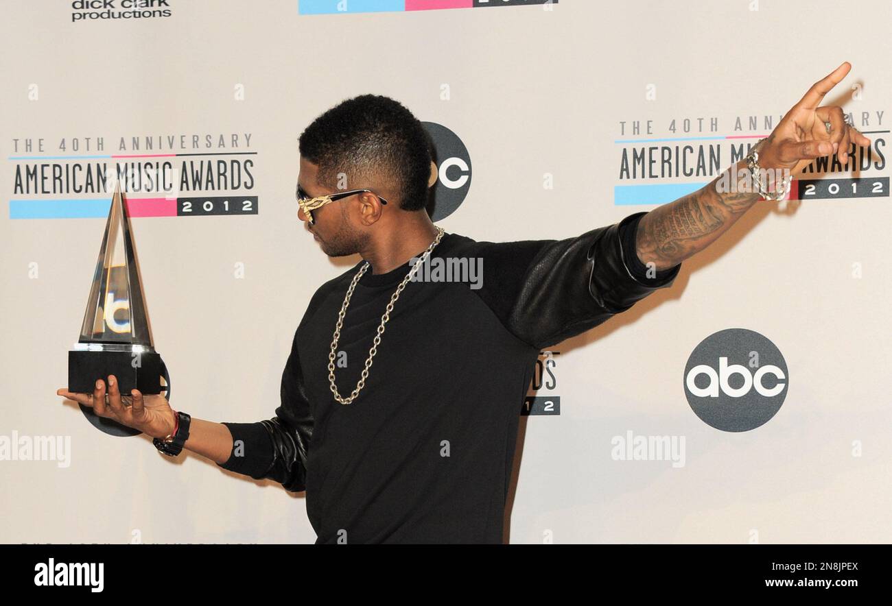 Usher poses backstage with the soul/R&B favorite male artist award at ...