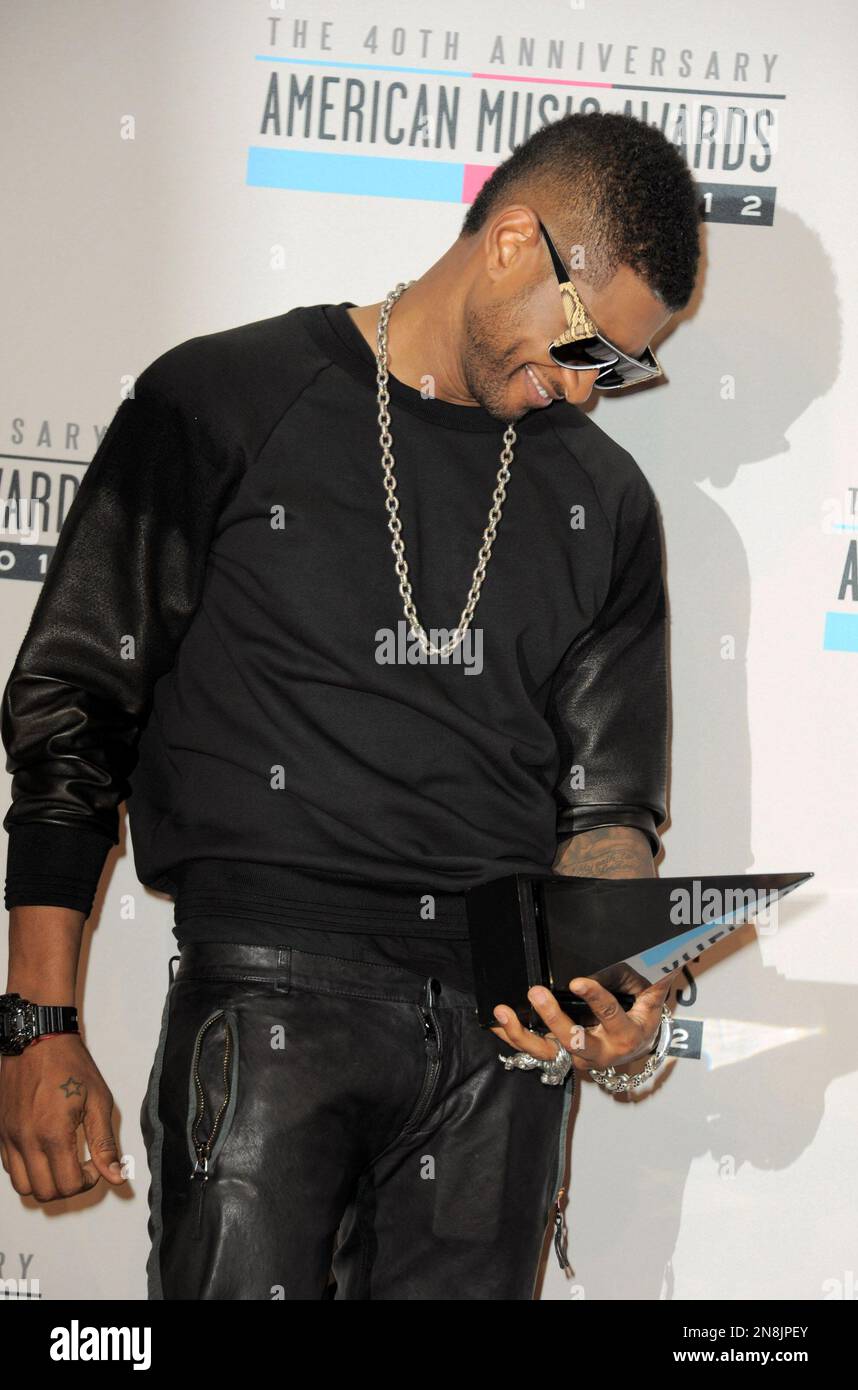 Usher poses backstage with the soul/R&B favorite male artist award at ...