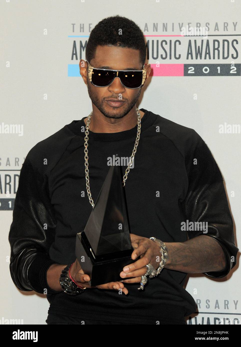 Usher poses backstage with the soul/R&B favorite male artist award at ...