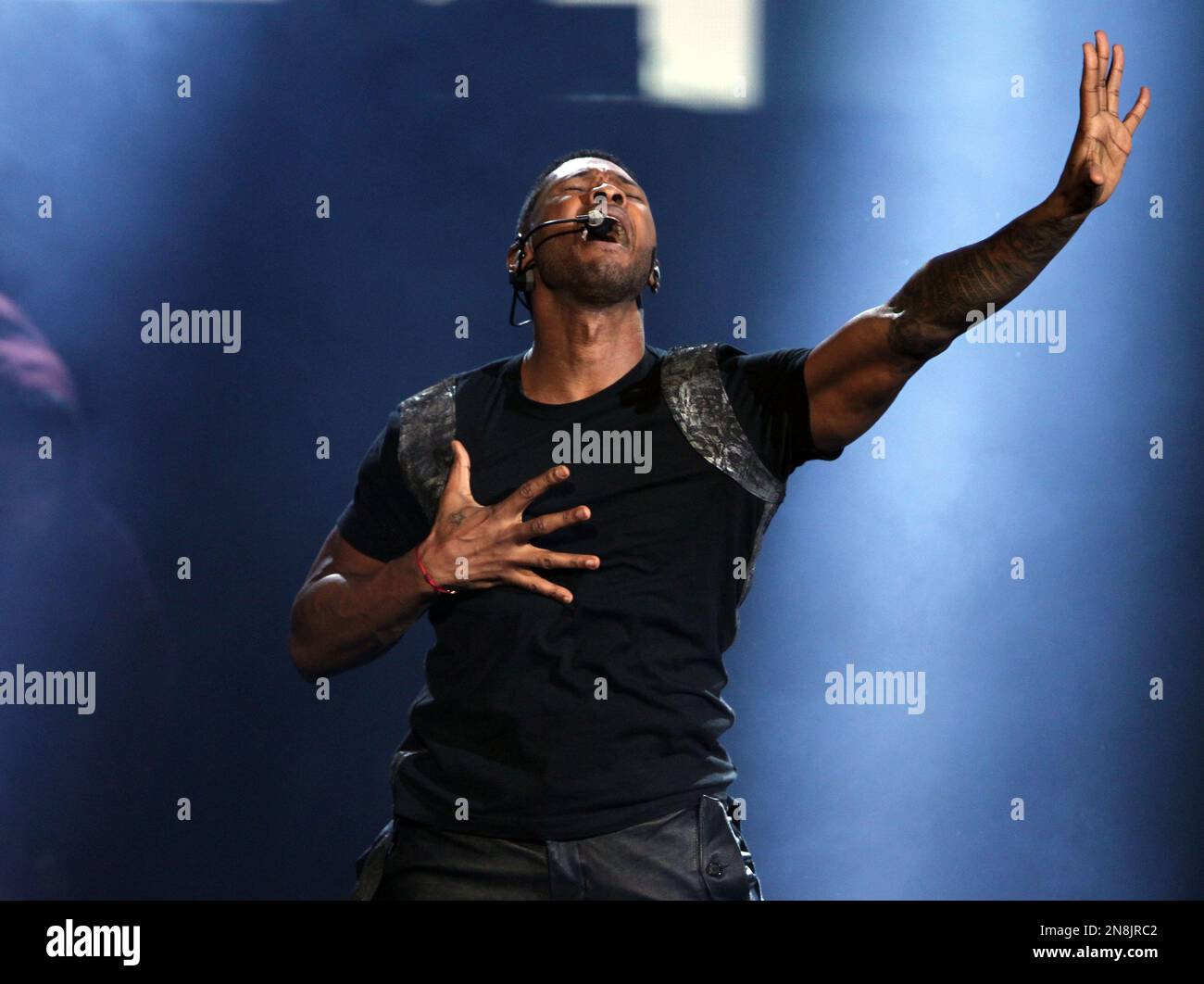 Usher performs at the 40th Annual American Music Awards on Sunday, Nov ...