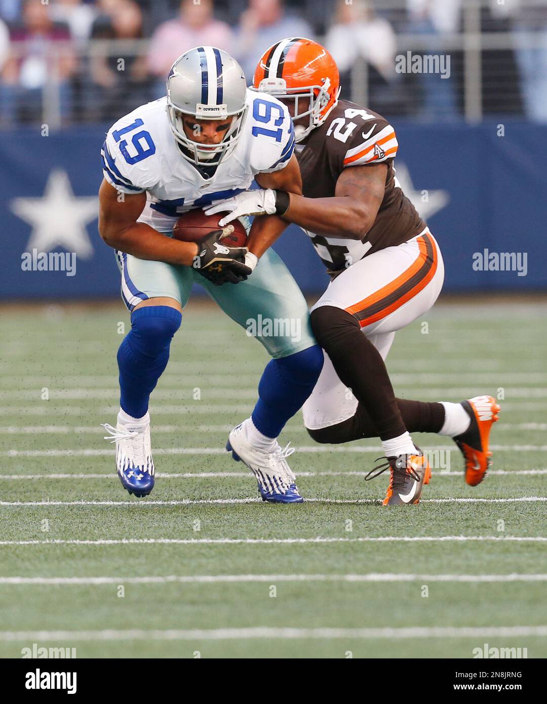 Dallas Cowboys wide receiver Miles Austin (19) looks for room against ...