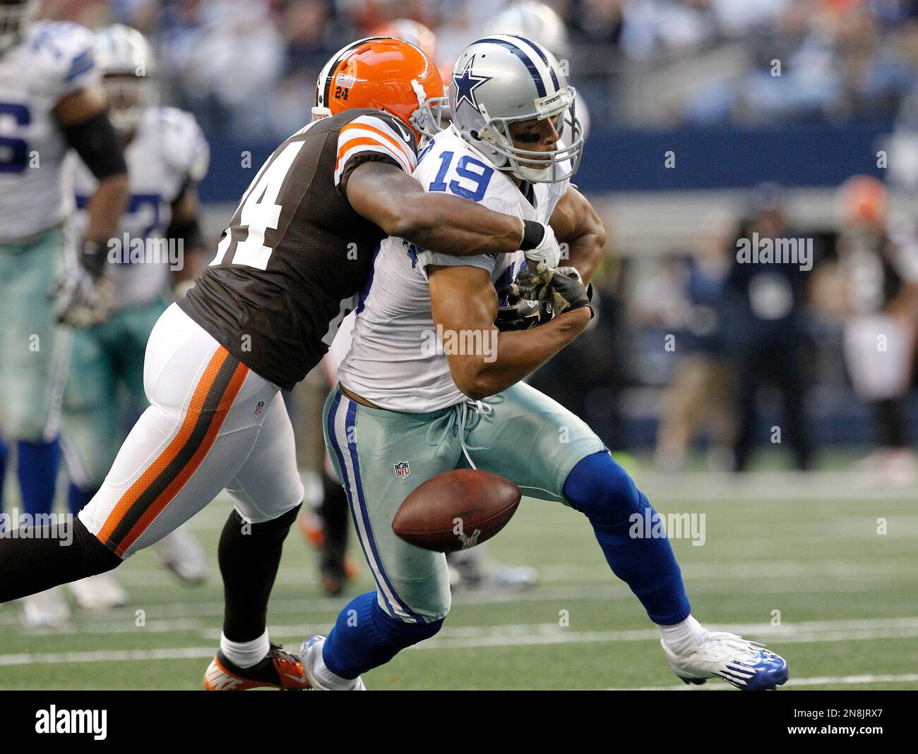 Dallas Cowboys wide receiver Miles Austin (19) and Cleveland Browns ...