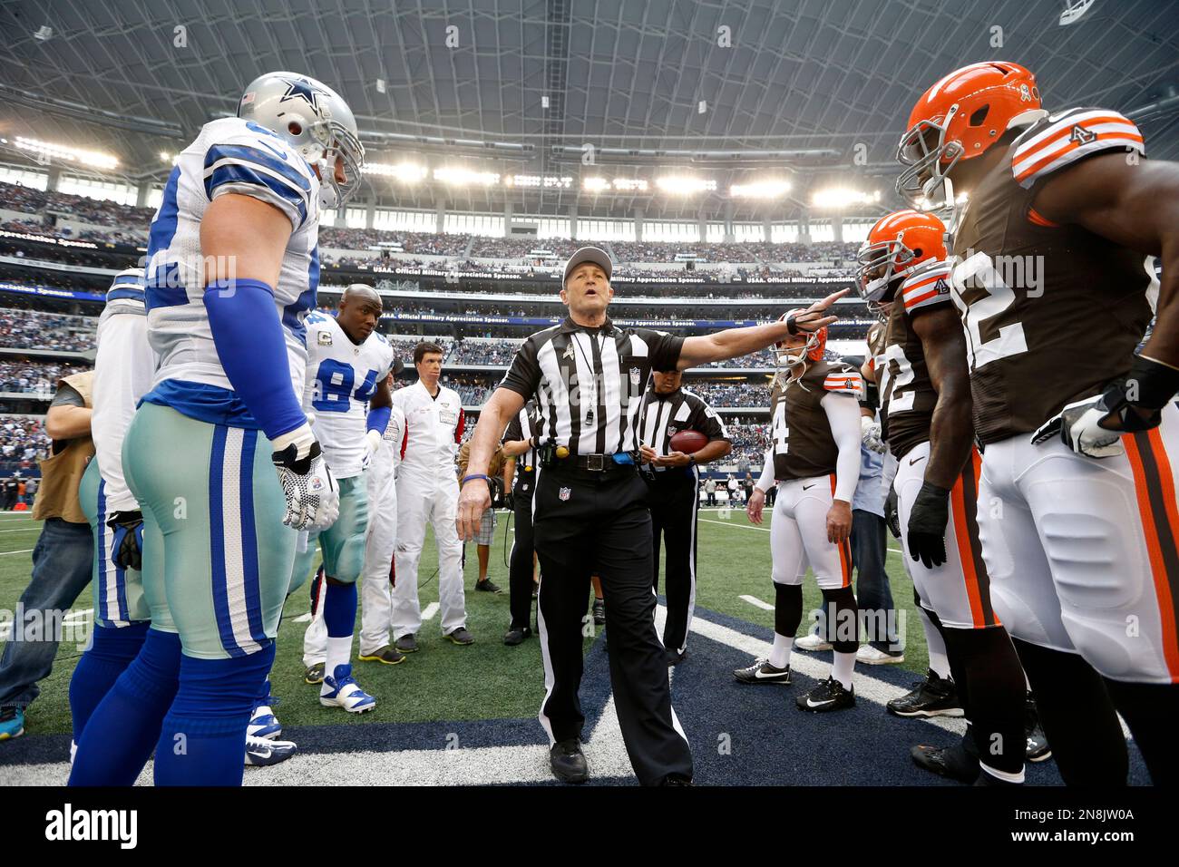 Referee Ed Hochuli (85) with Dallas Cowboys and Cleveland Browns team ...