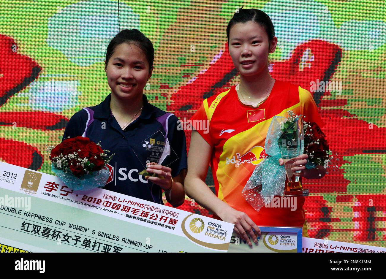 Champion Li Xuerui of China, right, and the runner-up Inthanon ...