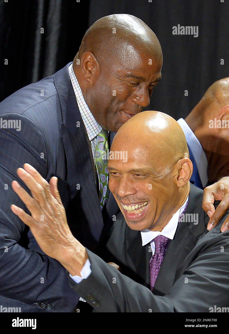 Former Los Angeles Laker Earvin "Magic" Johnson, left, kisses former ...
