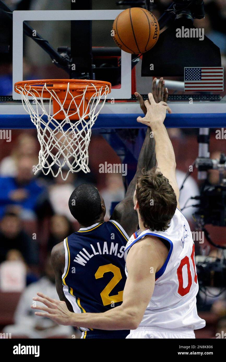 Philadelphia 76ers' Spencer Hawes (00) tries to block a shot by Utah ...
