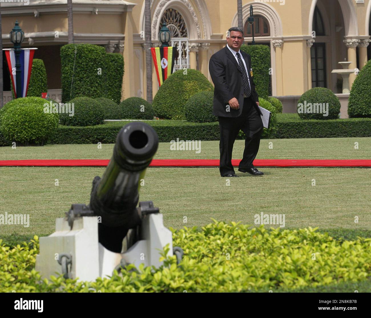 A U.S. security officials performs a location security check behind an ...