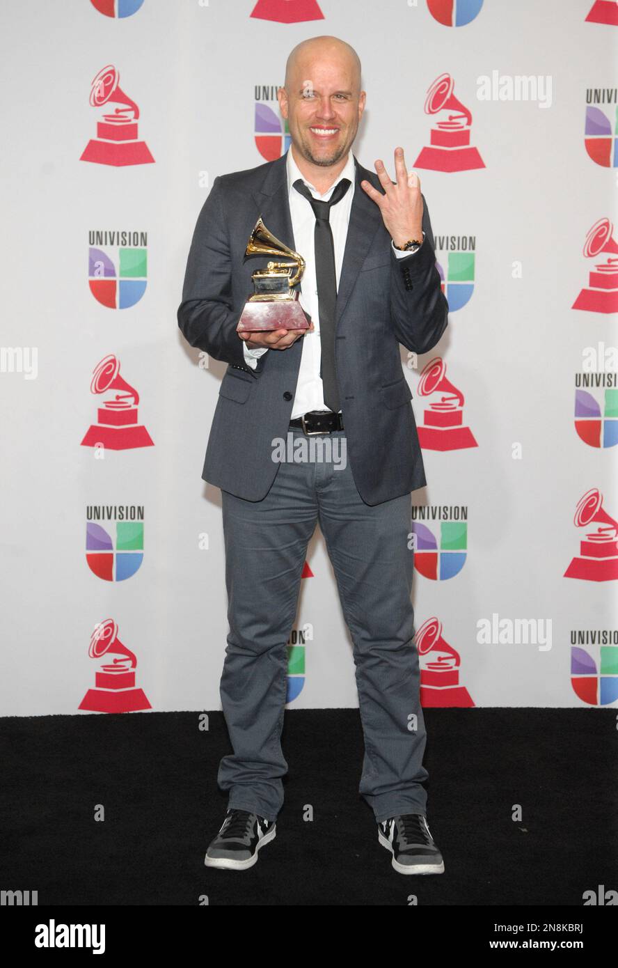 Gian Marco poses backstage with the best singer-songwriter album award ...