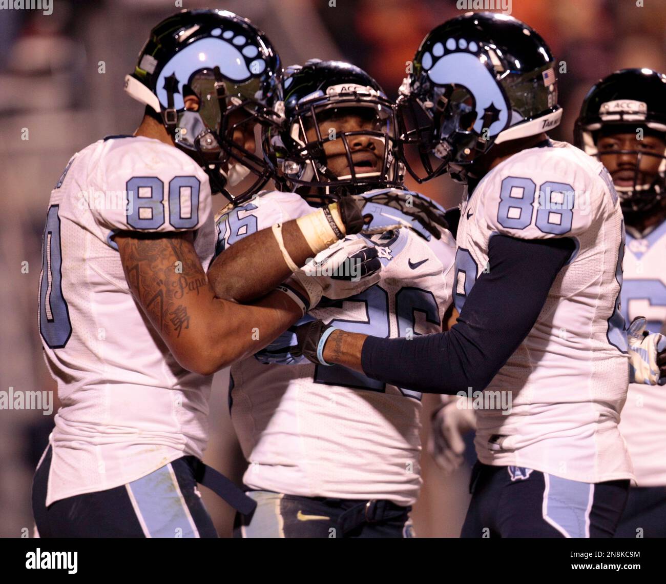 North Carolina running back Giovani Bernard (26) celebrates a touchdown ...