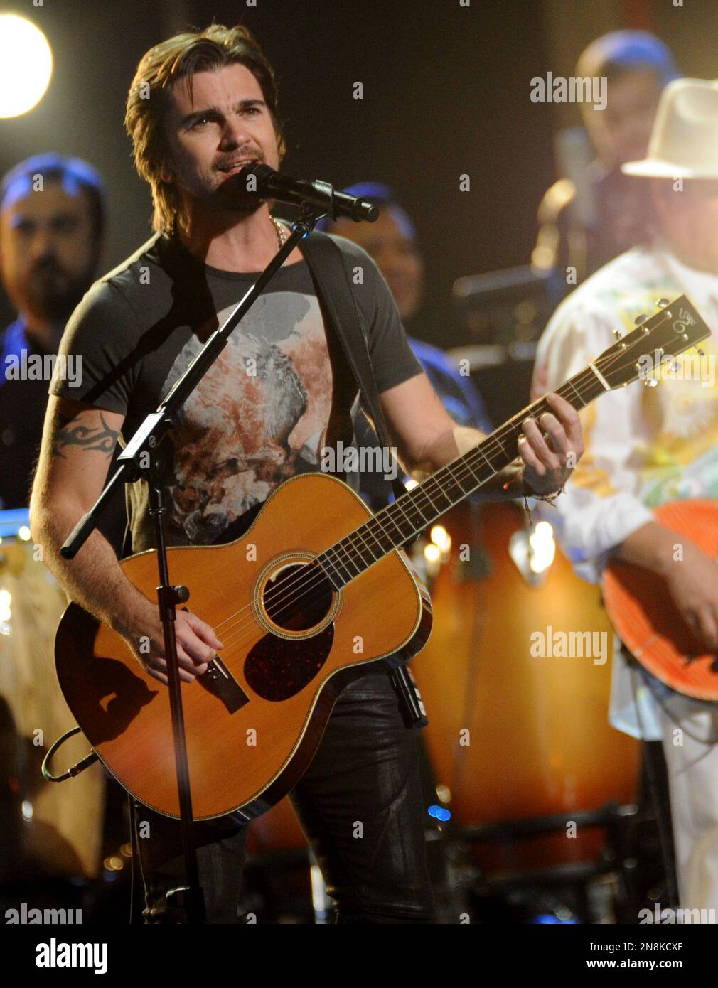 Juanes performs "Fijate Bien" at the 13th Annual Latin Grammy Awards at ...