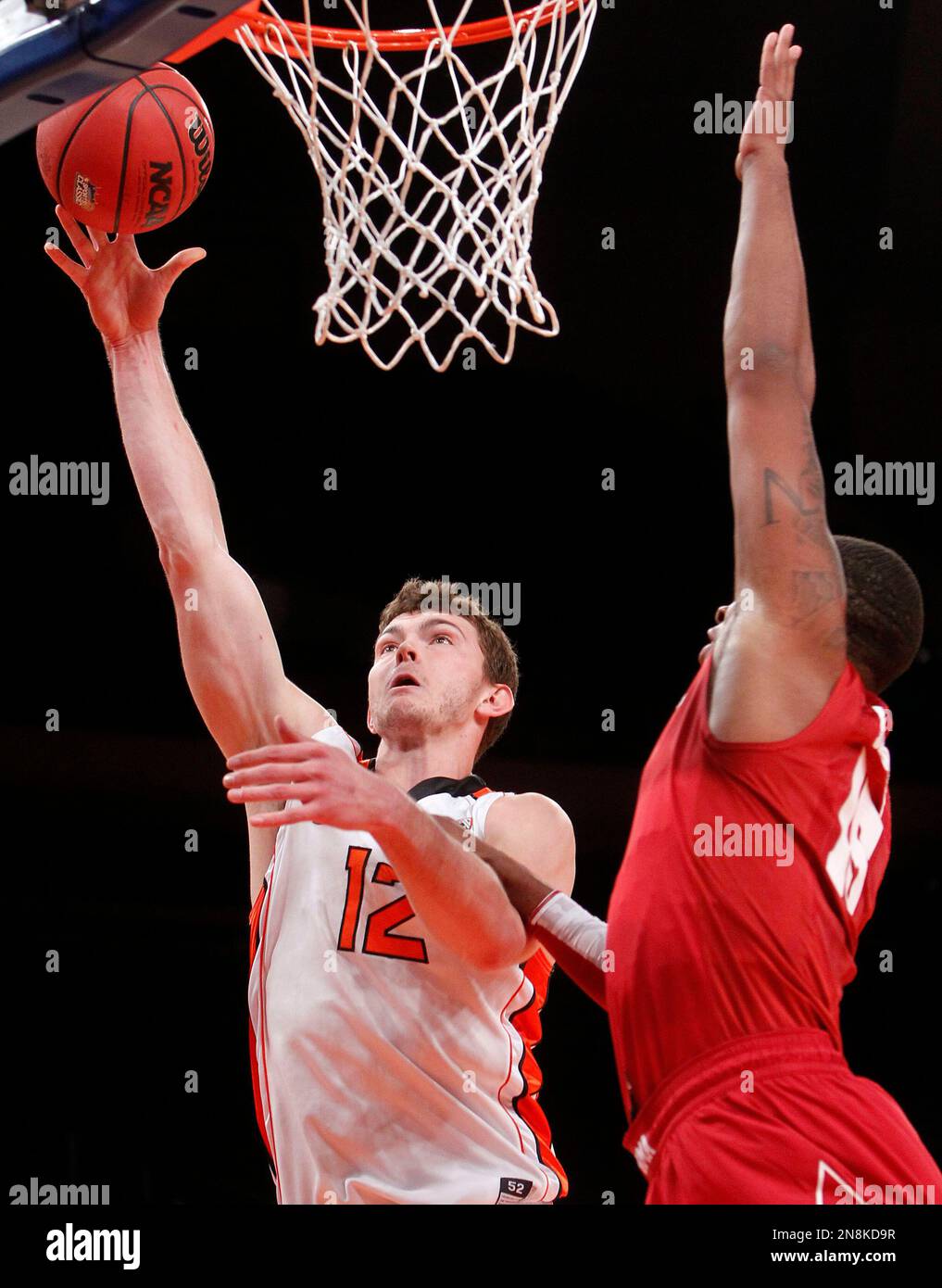 Oregon State's Angus Brandt (12) shoots against Alabama's Nick Jacobs ...