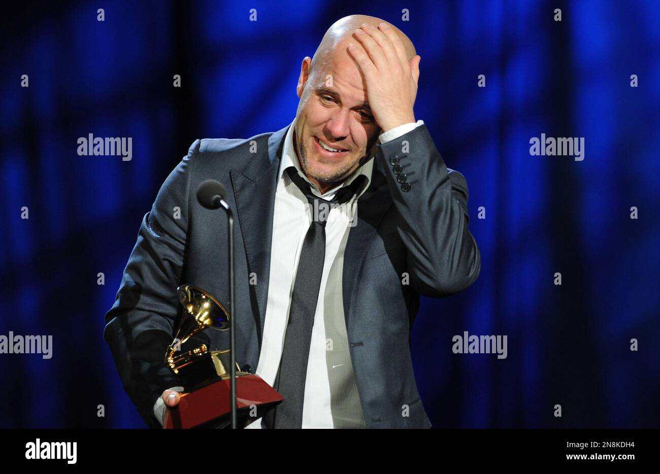 Gian Marco accepts the best singer-songwriter album award for "20 anos ...