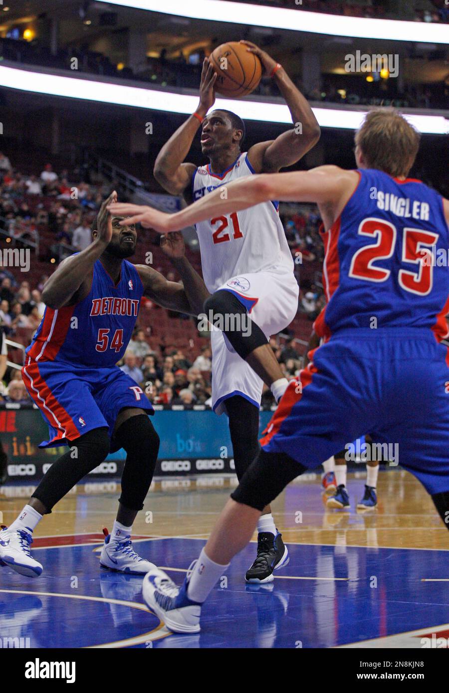 Philadelphia 76ers' Thaddeus Young (21) drives the lane against the ...