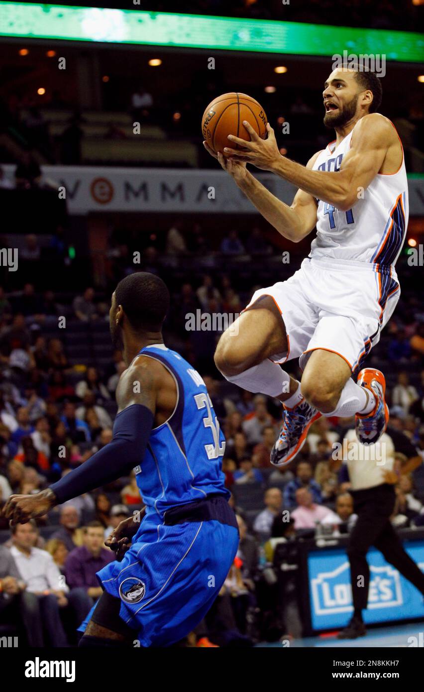 Charlotte Bobcats' Jeffery Taylor (44) drives past Dallas Mavericks ...