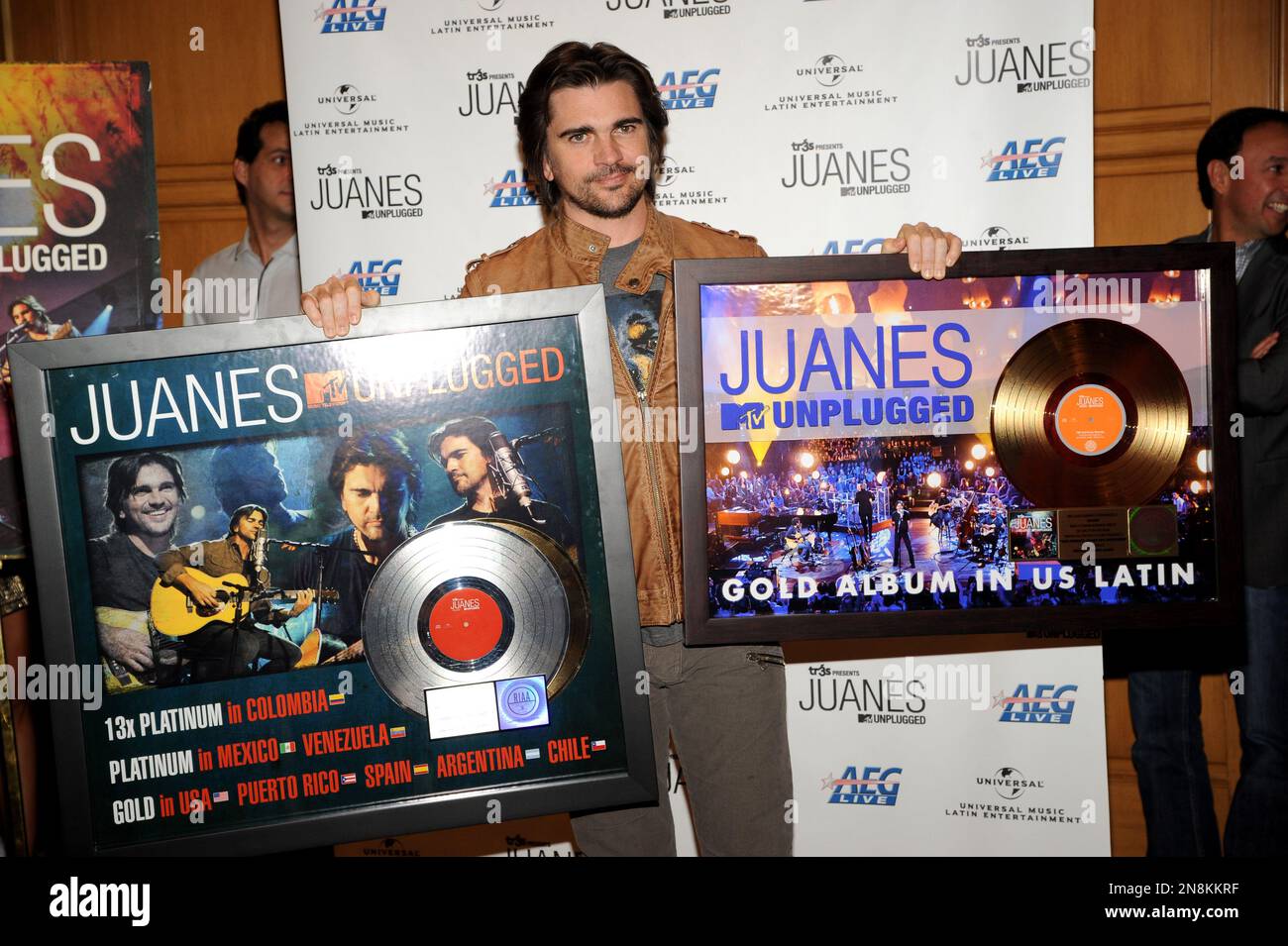 Musician Juanes receives plaques in honor of his "MTV Unplugged" album ...
