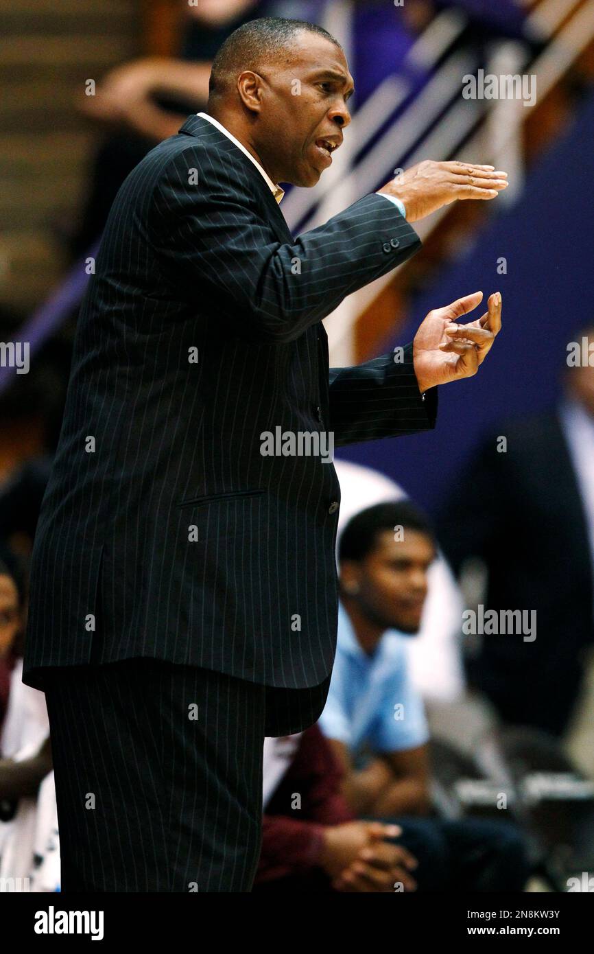 Texas Southern head coach Mike Davis directs his team against ...