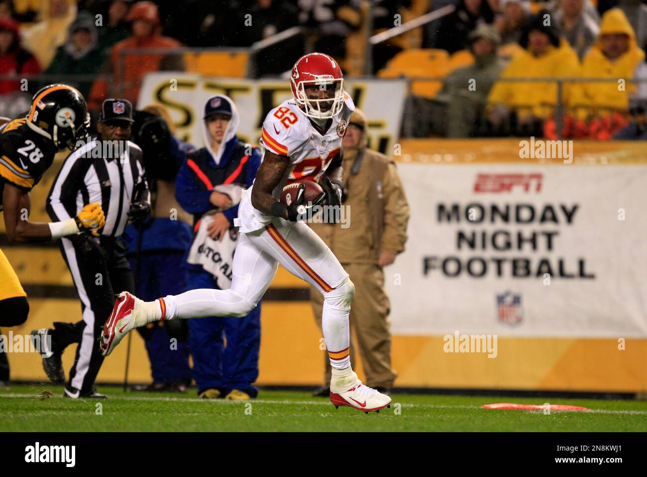 Kansas City Chiefs wide receiver Dwayne Bowe (82) runs after a catch ...