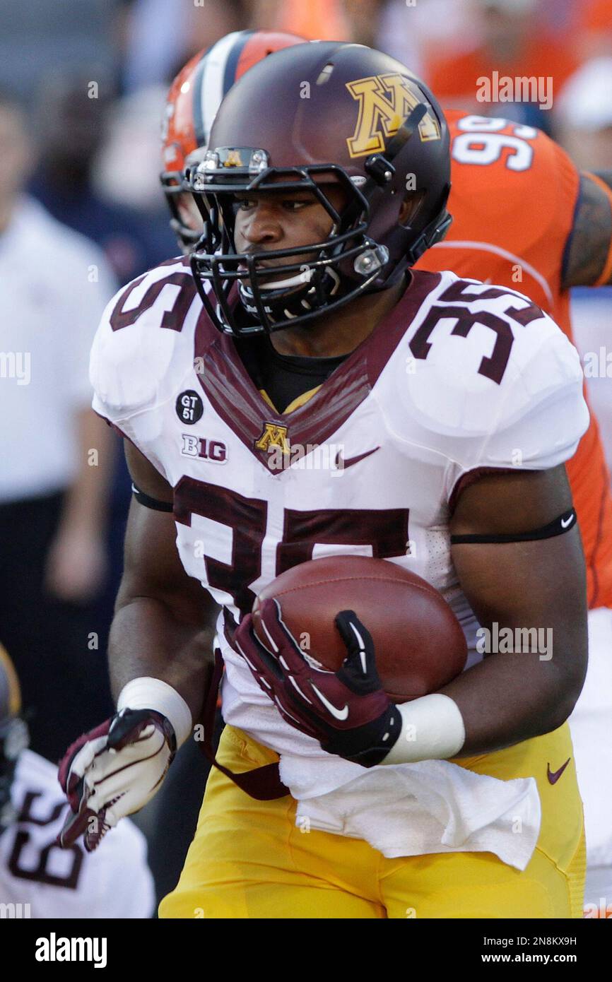 Minnesota running back Rodrick Williams Jr. (35) runs with the ball ...