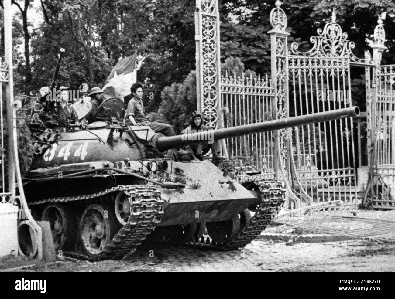 A North Vietnamese tank rolls through the gate of the Presidential ...