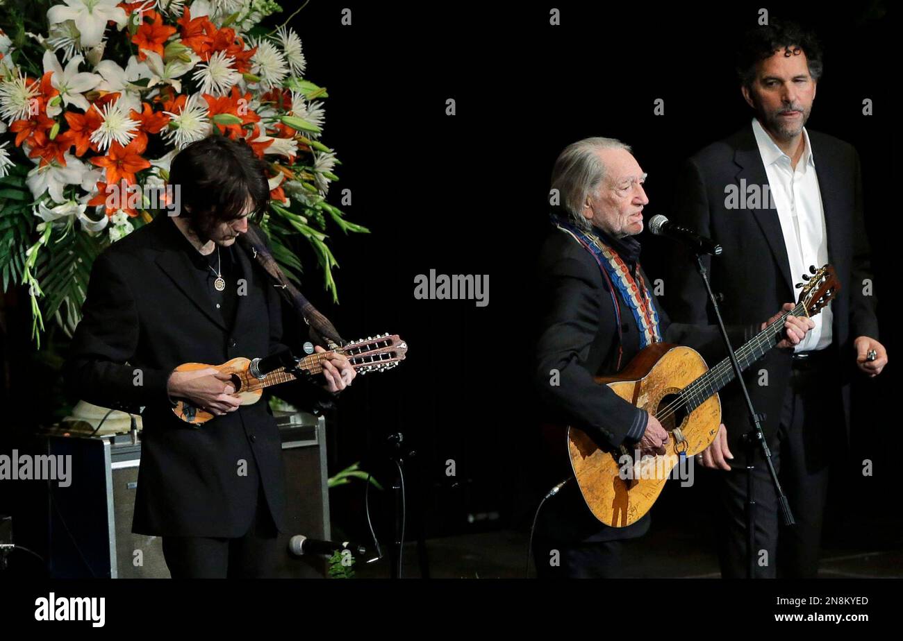 Willie Nelson, center, sings during a public memorial for former Texas ...