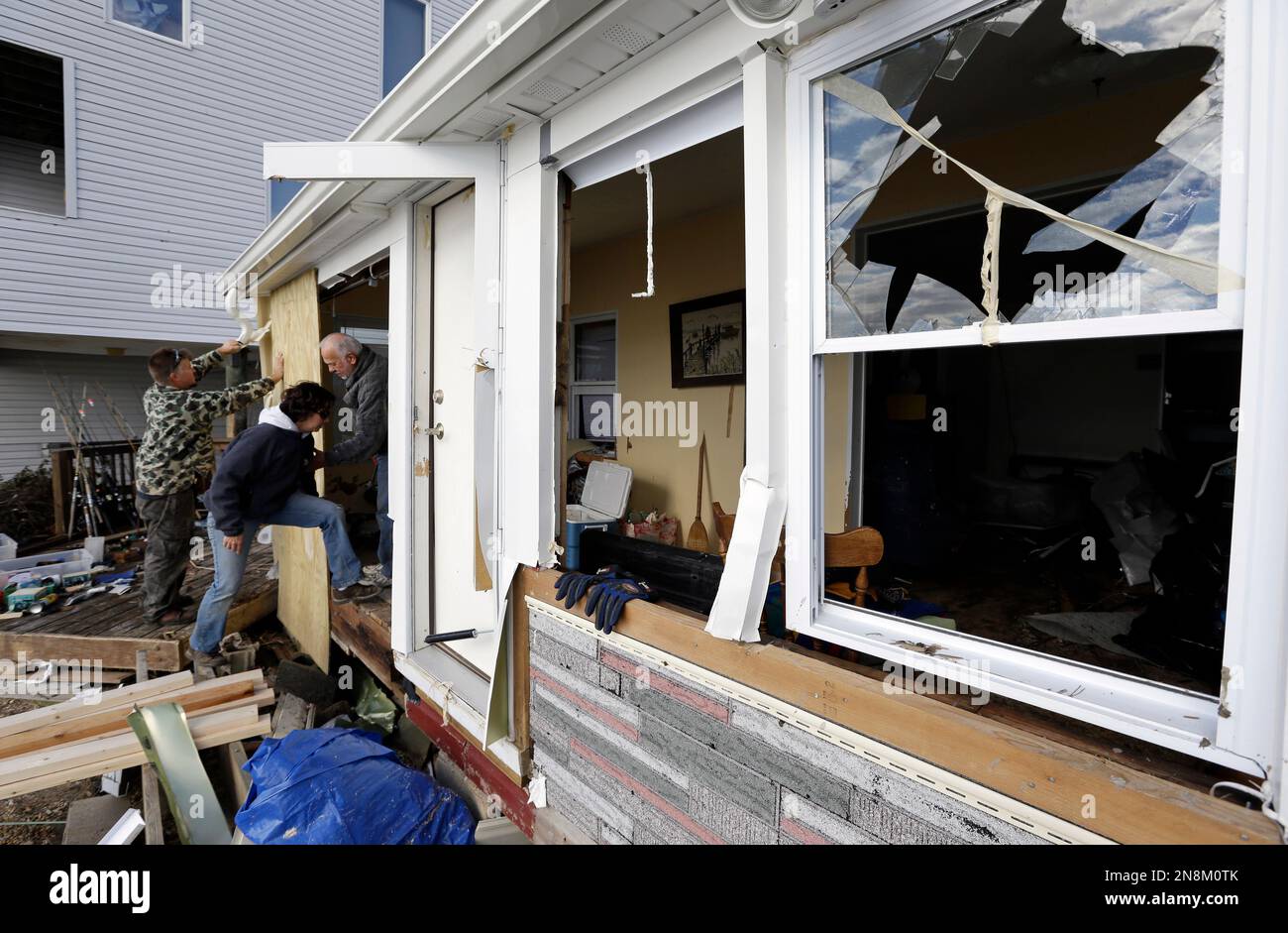 Mike Clauser, from left, his sister, Vera Pappas, and their father ...
