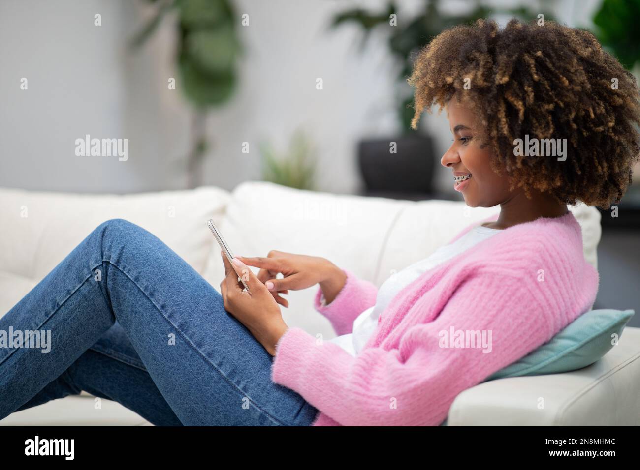Cool black woman chilling on hi-res stock photography and images - Alamy