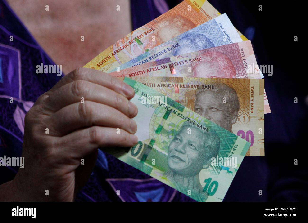 Reserve bank governor Gill Marcus displays bank notes bearing the image ...