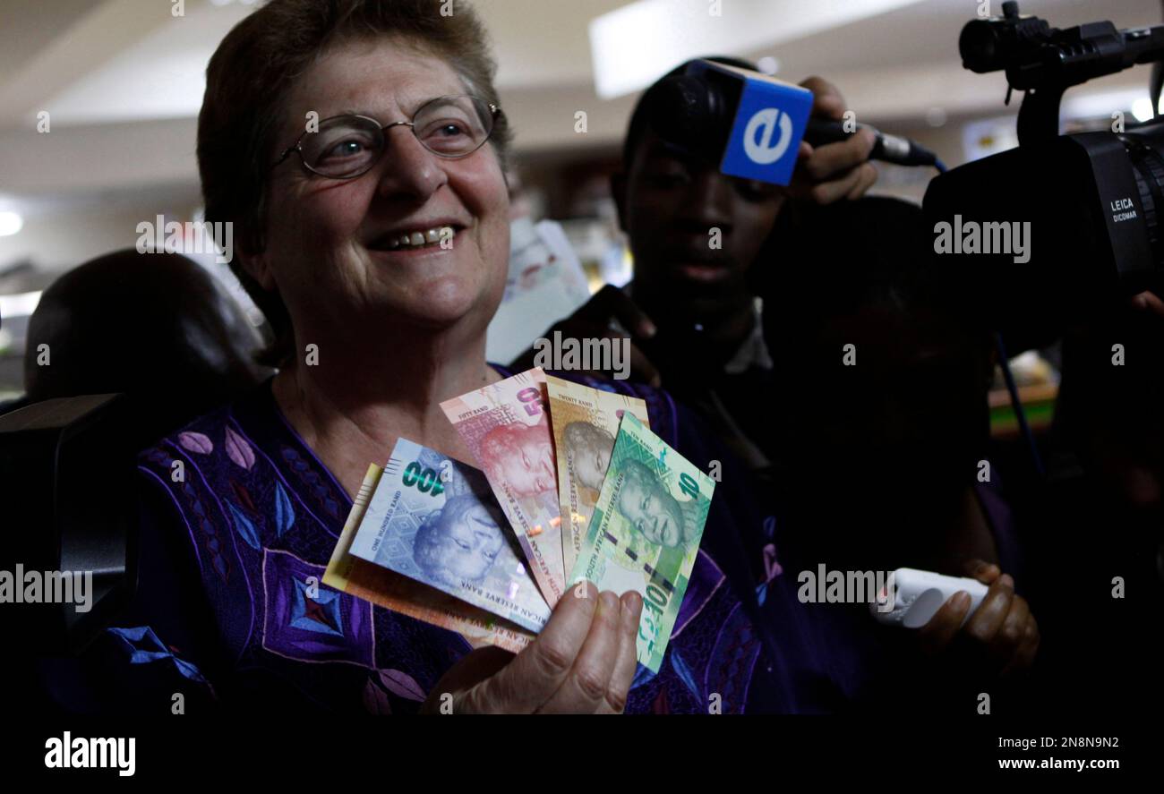 Reserve bank governor Gill Marcus displays bank notes bearing the image ...