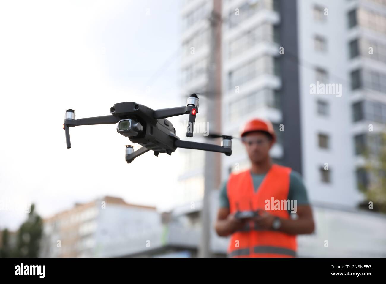 Builder operating drone remote hi-res stock photography and images - Alamy