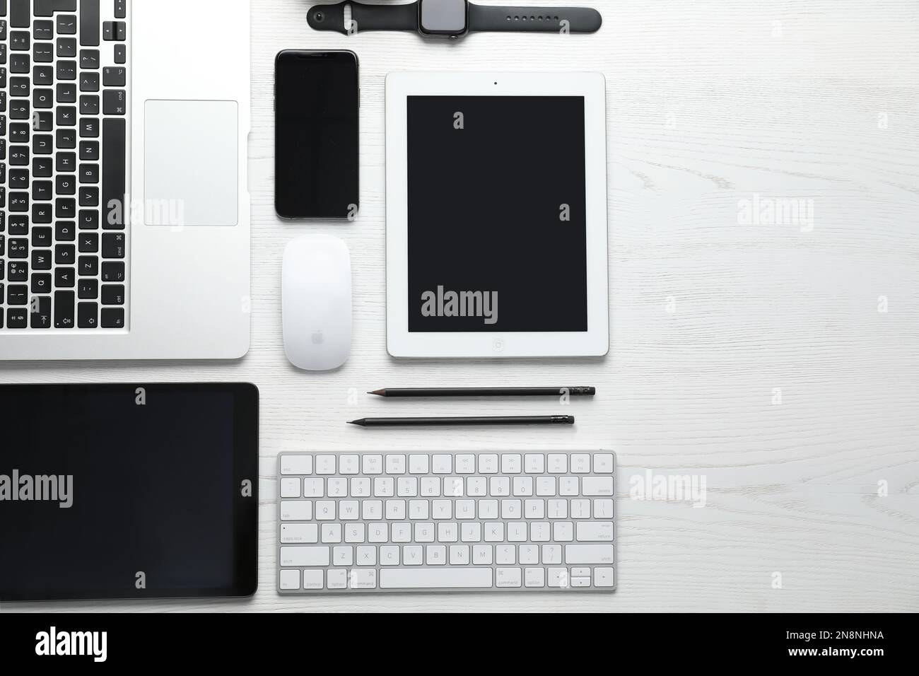 Iphone ipad iwatch mac hi-res stock photography and images - Alamy