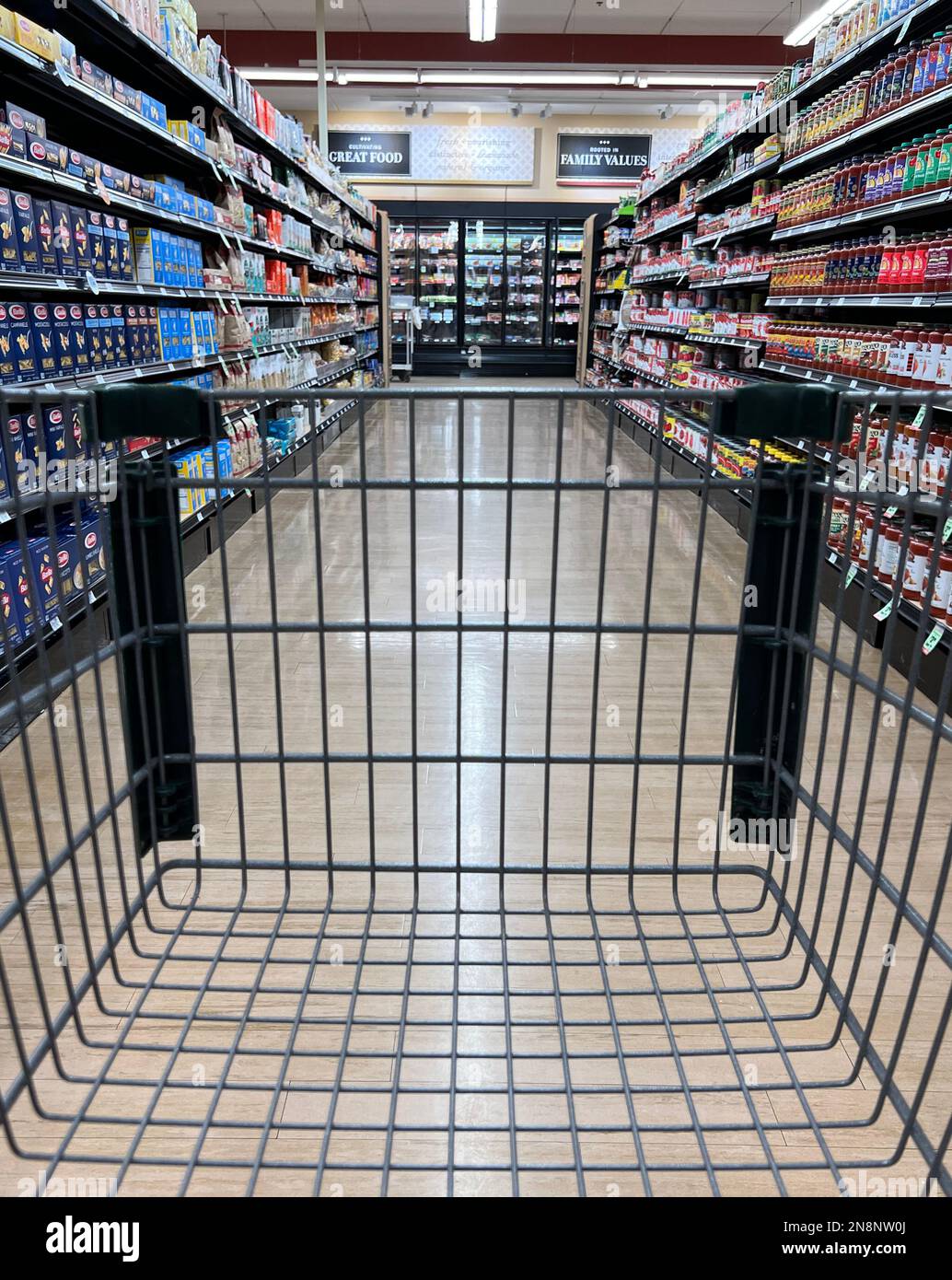 Through the aisle hi-res stock photography and images - Alamy