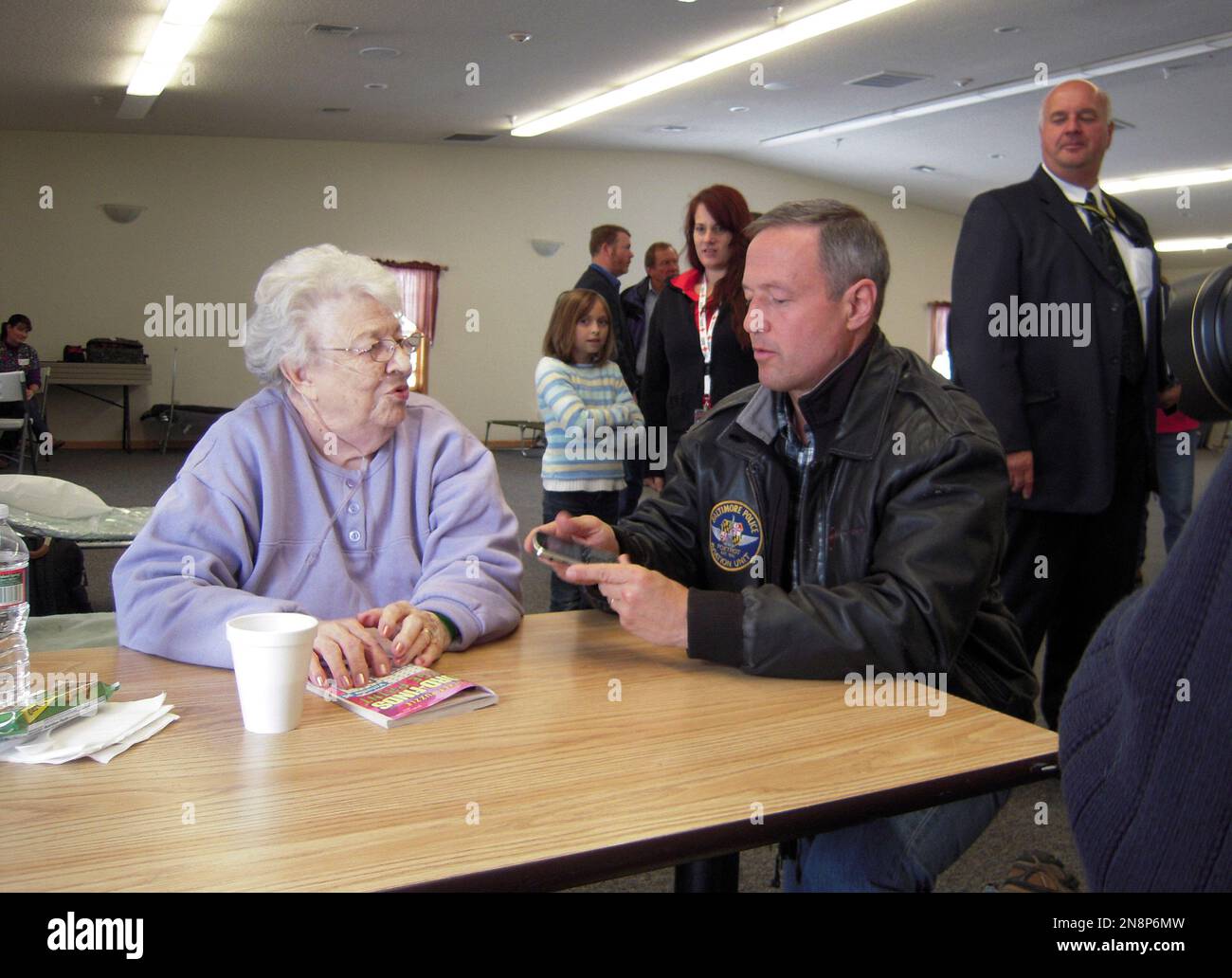 Maryland Gov. Martin OíMalley listens to Bonnie Mahaffey at a Red Cross ...