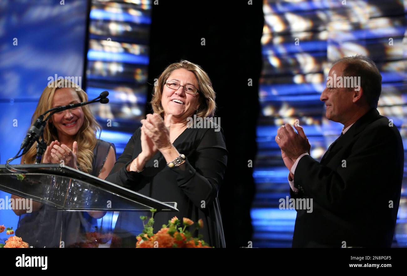 From left, host Nicole Sullivan, Lora Kennedy, Hoyt Bowers Award winner ...