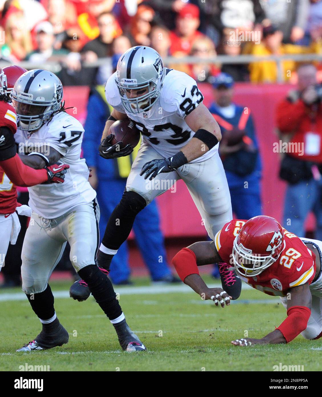 Oakland Raiders tight end Brandon Myers (83) runs the ball against the ...