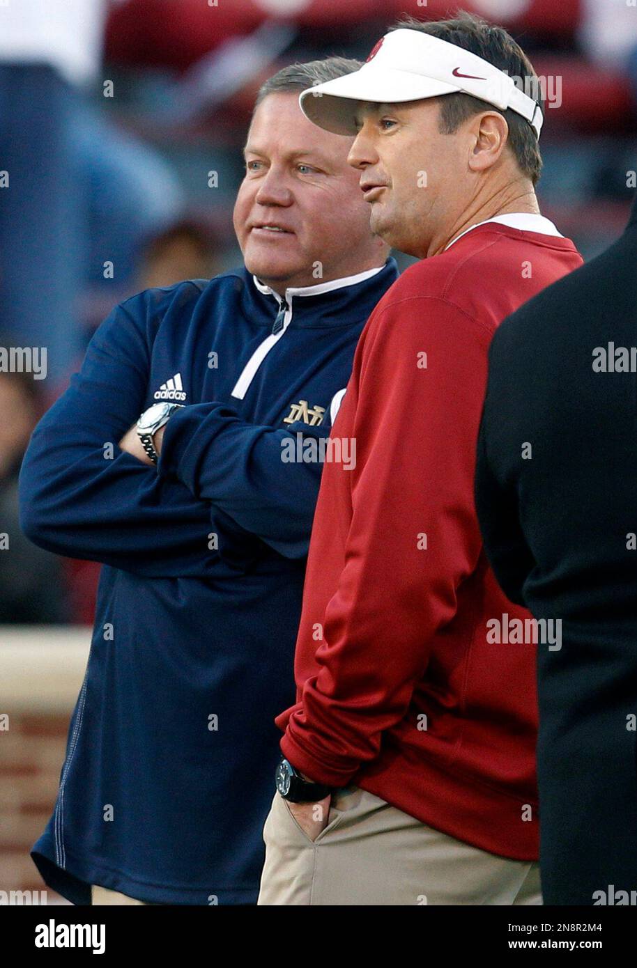 Notre Dame head coach Brian Kelly, left, and Oklahoma head coach Bob ...
