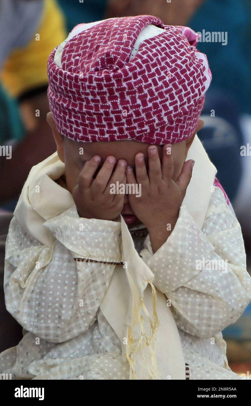 A Bangladeshi Muslim child offers prayers to mark Eid al-Adha in ...
