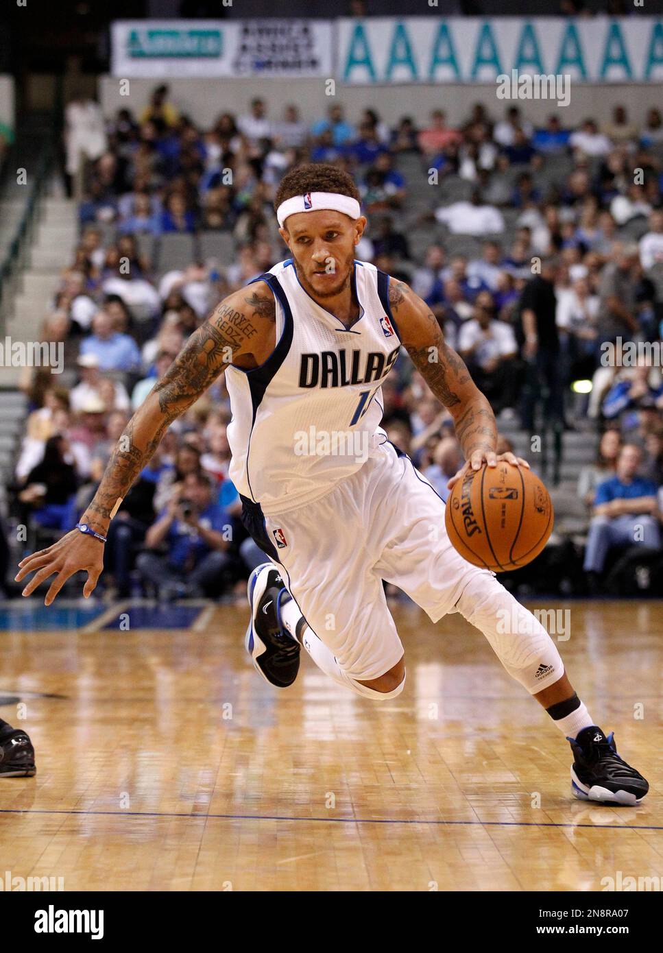 Dallas Mavericks guard Delonte West (13) controls the ball against the ...