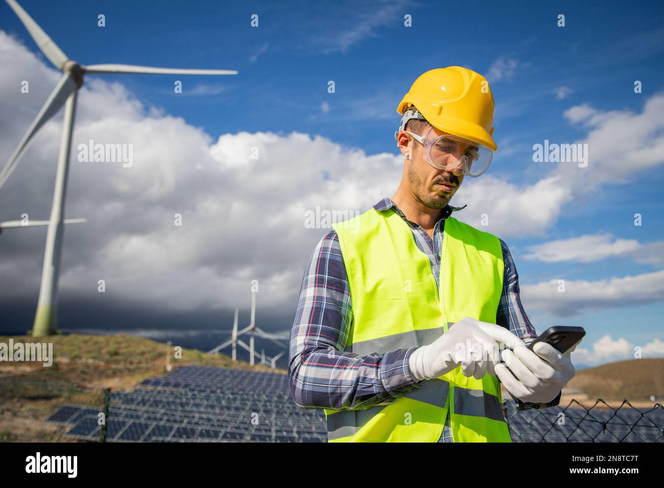 Solar panel engineer hi-res stock photography and images - Alamy