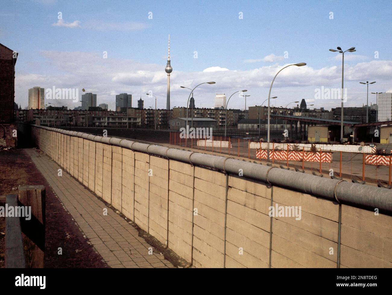Berlin Wall checkpoint at Heinrich-Heine-Strasse on March 12, 1971. (AP ...