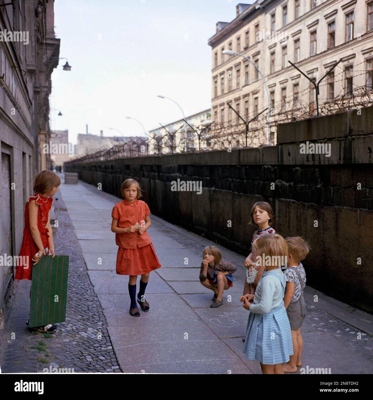 Children at the Berlin Wall at Heinrich-Heine-Strasse in 1968. (AP ...