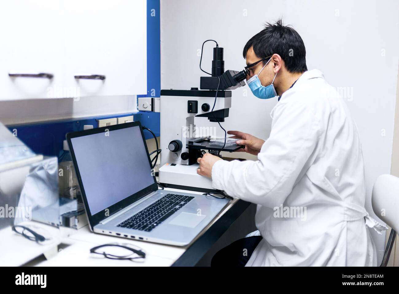 Male Scientist Using Microscopy in Laboratory Stock Photo - Alamy
