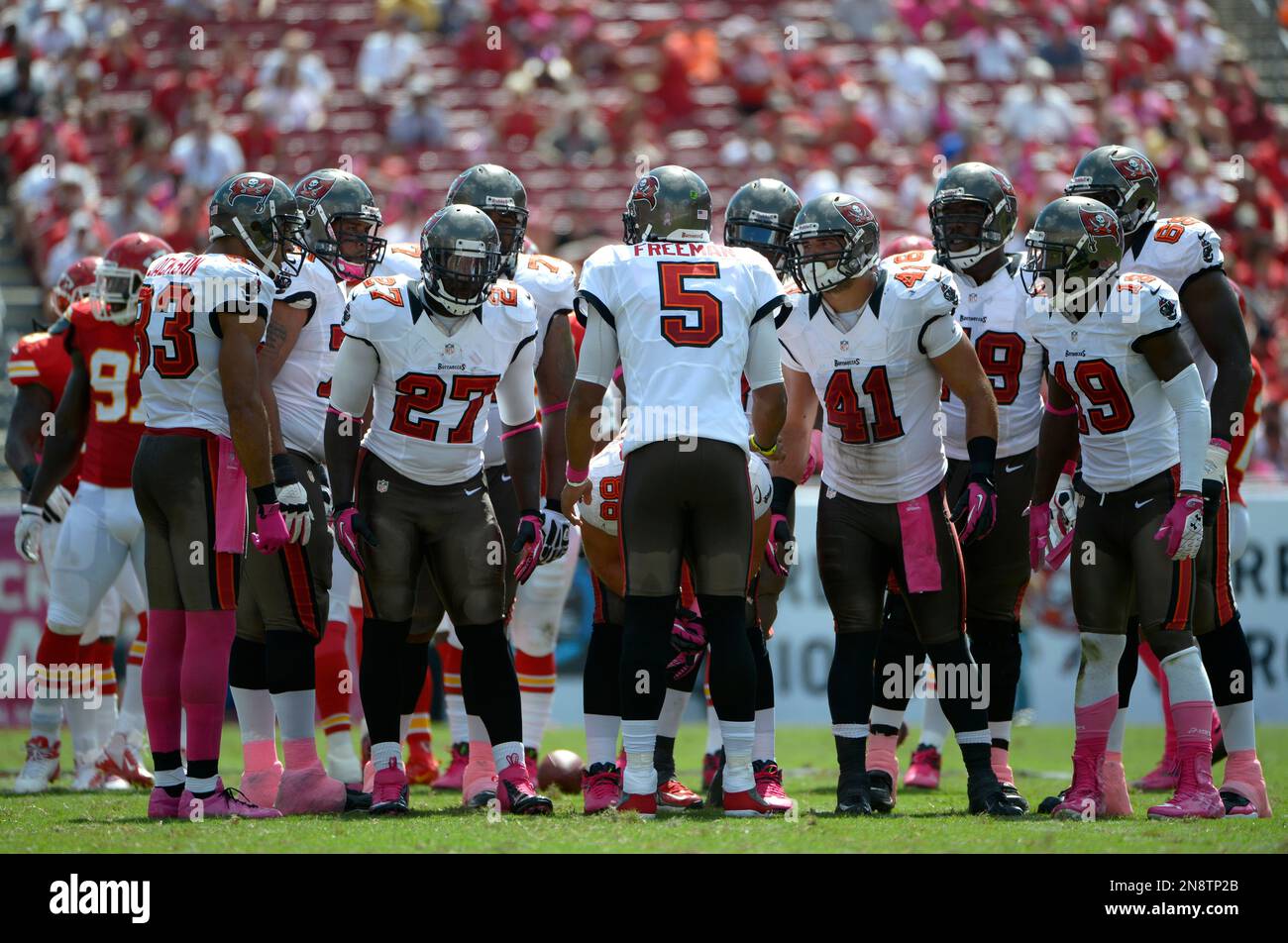 Tampa Bay Buccaneers quarterback Josh Freeman (5) calls a play in the ...