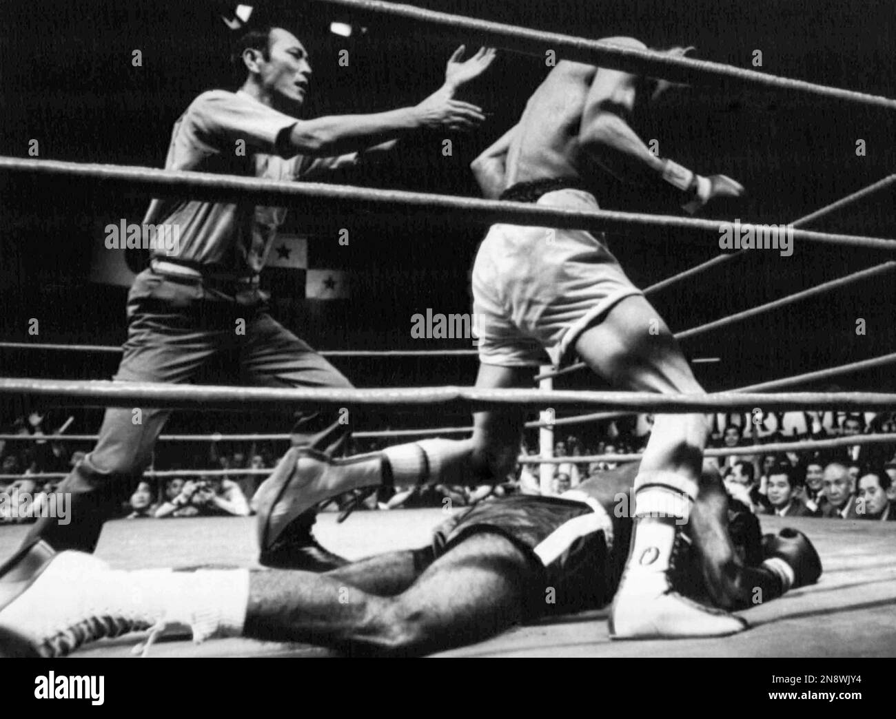 Referee Yusaku Yoshida gestures to Masao Ohba of Japan before starting ...