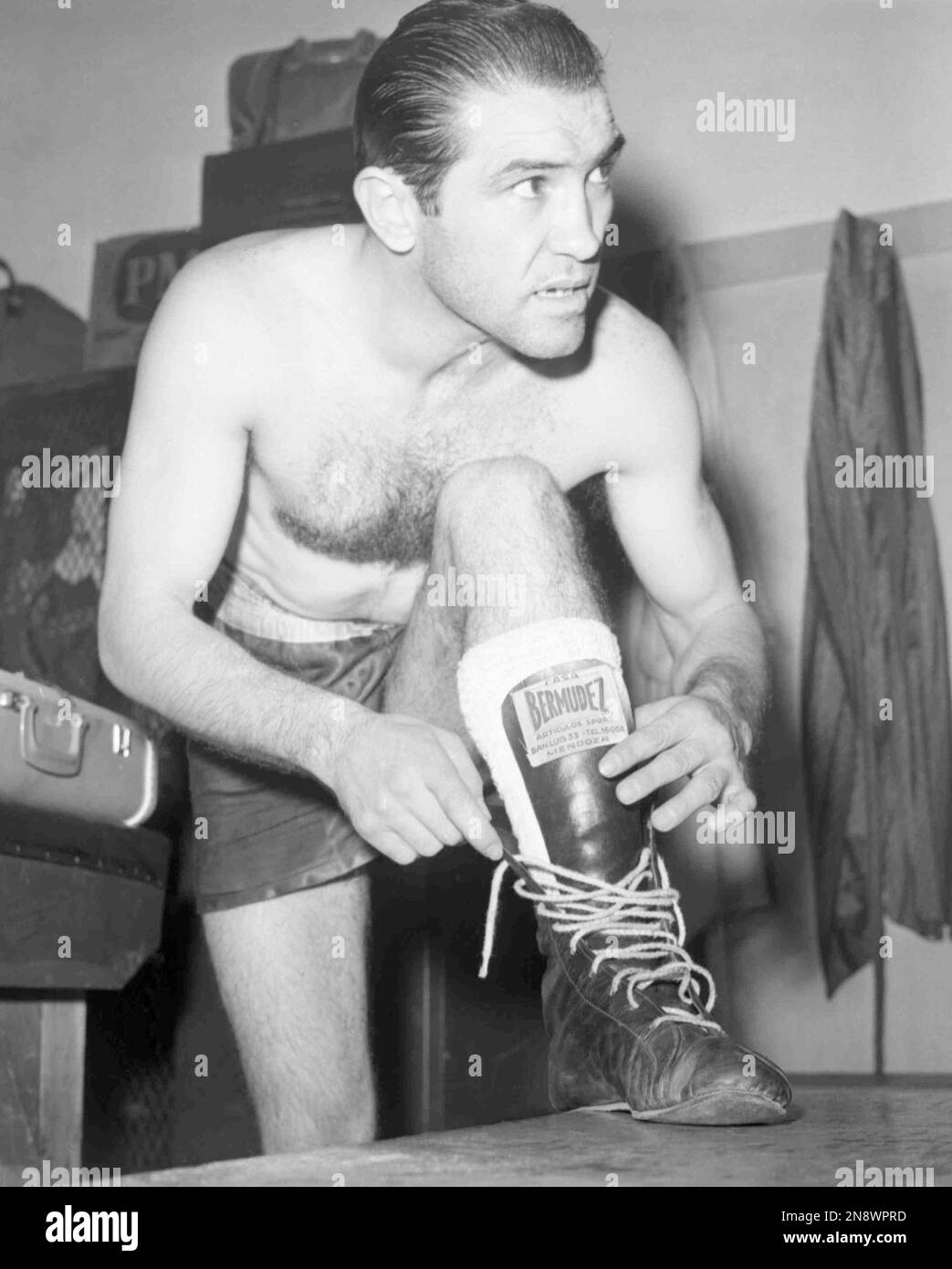 Argentina's Pascual Perez, World Flyweight boxing champion, laces up ...